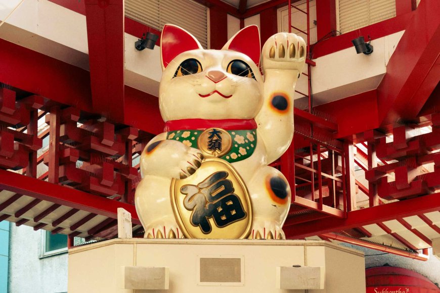 Maneki Neko: Japan's Lucky Cat - Nipino.com - Bridging Japan and the ...